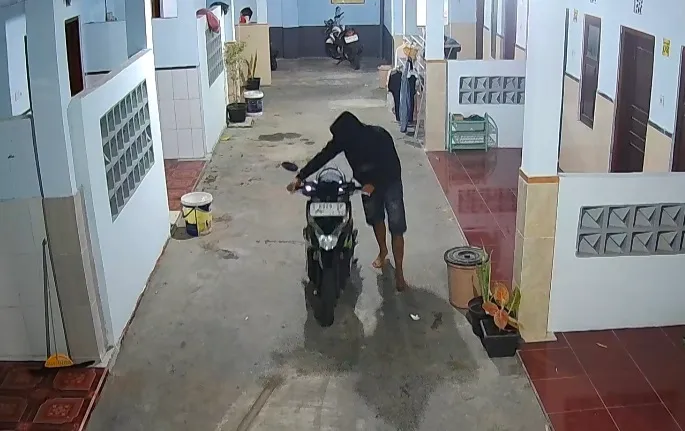 Aksi Senyap Pencuri Berbaju Hitam di Kos Jombang, Dua Motor Hilang ...